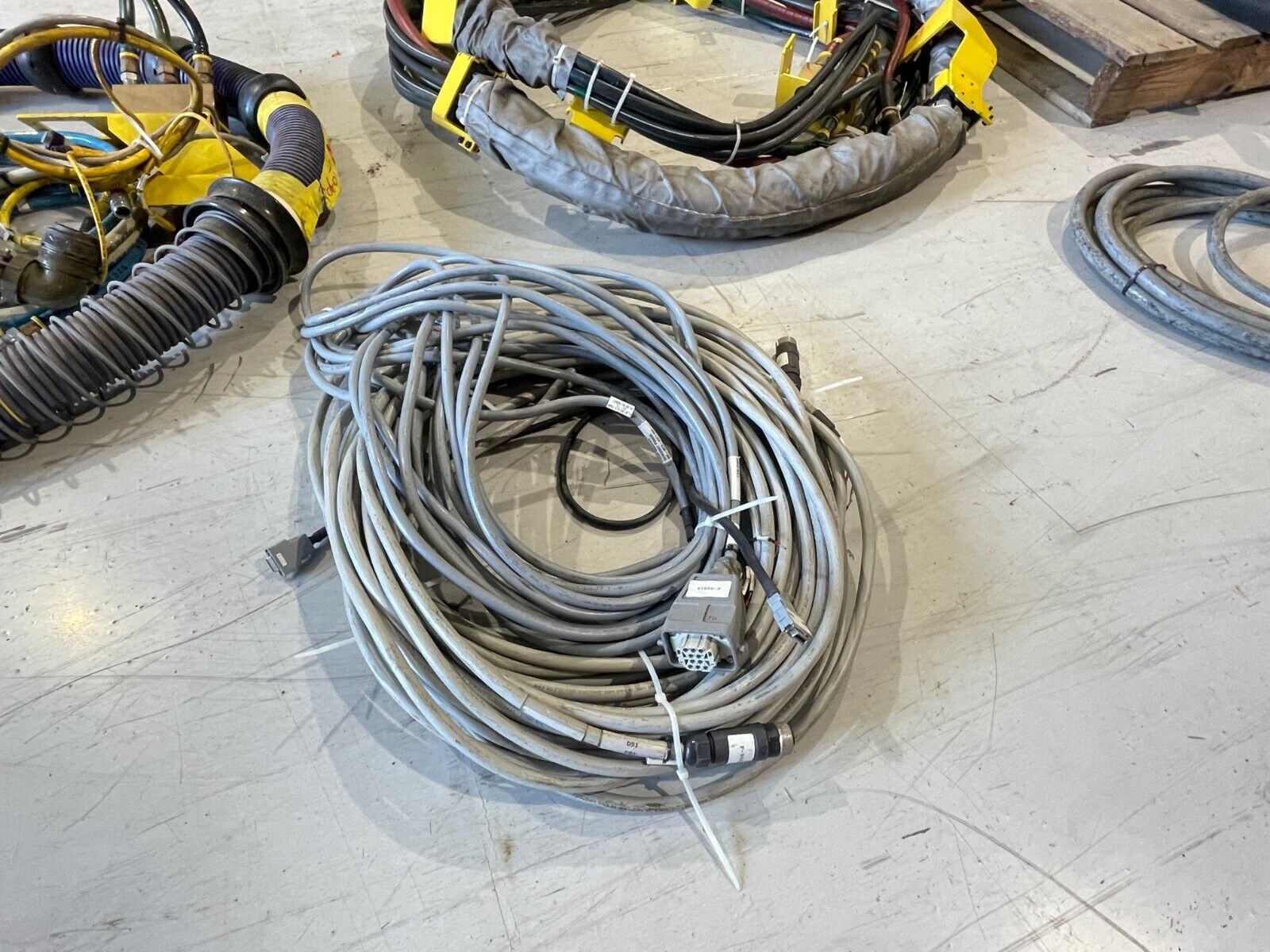 Lot of Misc. Leoni Weld Robot Cable Hose Management System Parts, Fanu ...